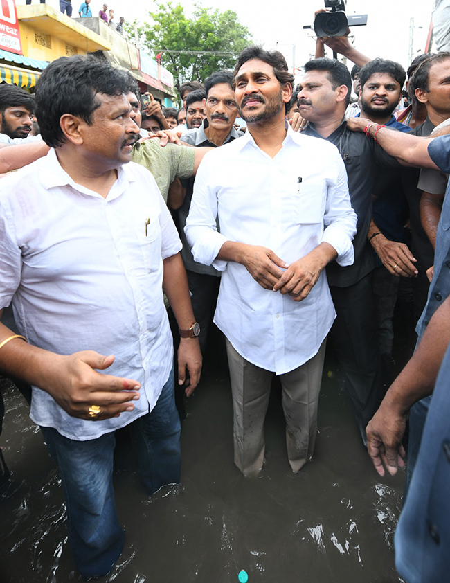 విజయవాడ: వరద బాధితులకు జగన్‌ పరామర్శ | YS Jagan To Visit Vijayawada Flood Affected Areas Today ...